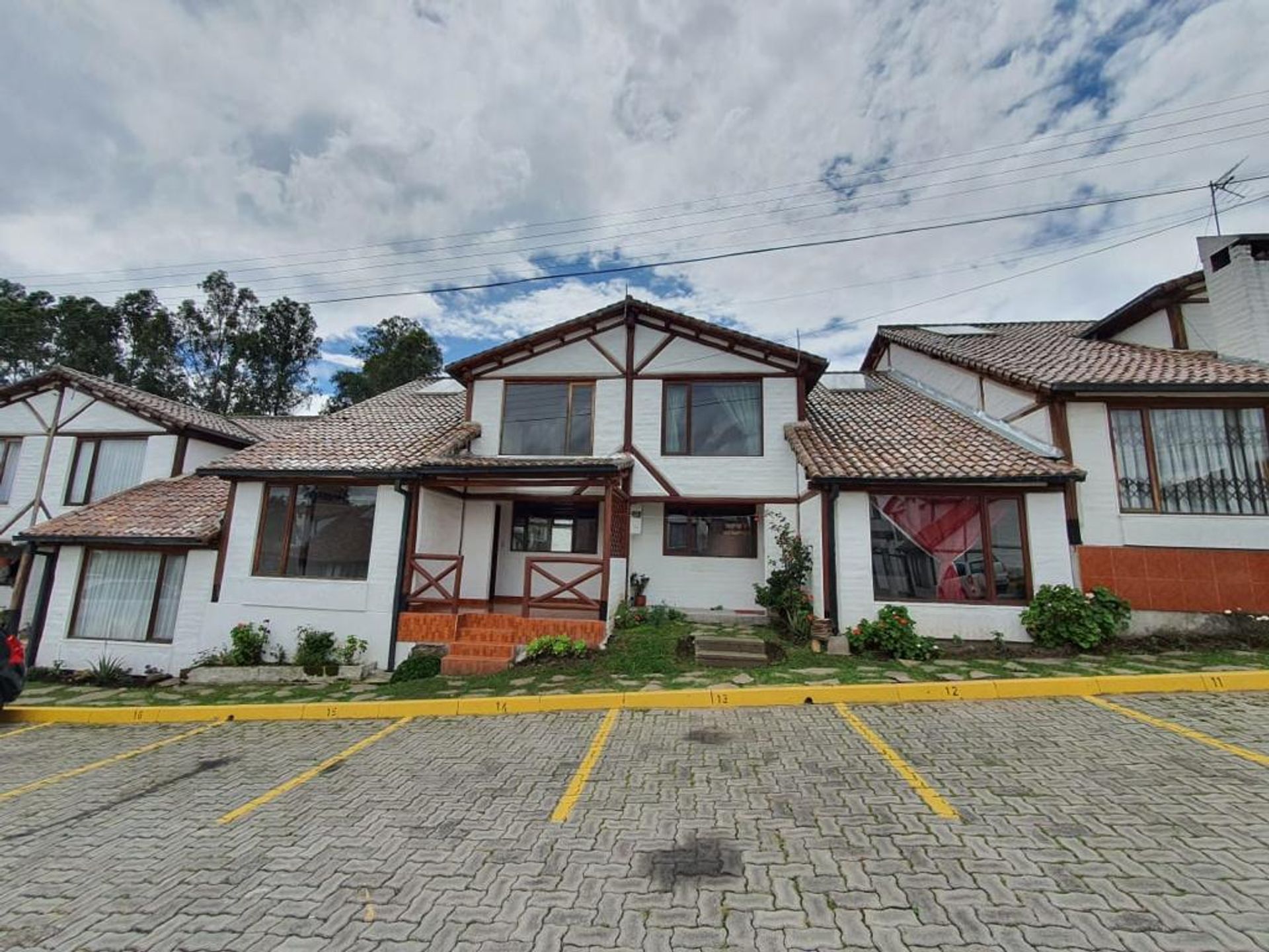 CASA EN VENTA CONJUNTO TERRACOTA, QUITO, ECUADOR | Arrienda y Vende